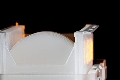 흰색 플라스틱 홀더 박스의 사파이어 웨이퍼 웨이퍼 웨이퍼는 집적 회로 제조를 위해 전자 제품에 사용되는 반도체 재료의 얇은 조각입니다 사파이어에 대한 스톡 사진 및 기타