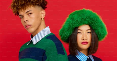 초록색 모자를 쓴 남자와 여자 사진 Unsplash의 스튜디오 이미지