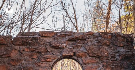 갈색 벽돌 벽에 갈색과 검은 색 둥근 거울 사진 Unsplash의 무료 세도나 이미지