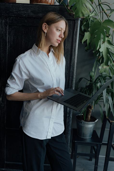 금발 기술 기업가 노트북 도시 생활 도피오 포인트 디지털 유목민 디지털 작업 공간 모던 카페 벽에 아트 부드러운 조명 빨간 빨간 스웨터 생산적인