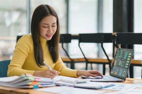 Advisor Financial Business Analytics Woman Analyzing Data Charts