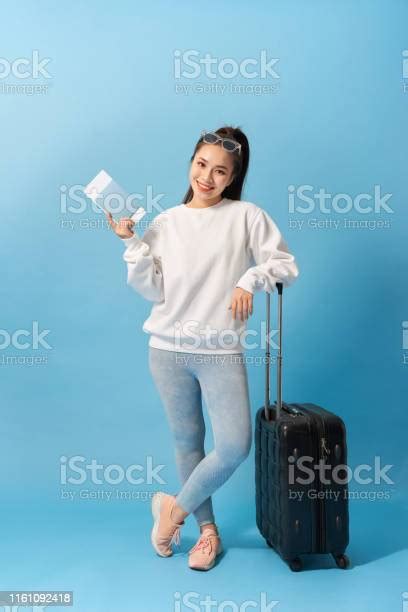 파란색 배경위에 짐과 티켓을 가지고 여행을 준비하는 캐주얼 한 옷을 입고 있는 쾌활한 여성의 전체 길이 이미지 관광에 대한 스톡 사진 및 기타 이미지 Istock