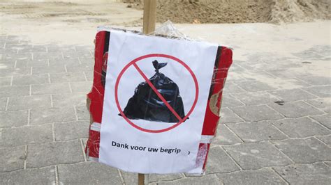 “hier Geen Vuilniszakken” Op De Ruige Muts Nieuw Volendam