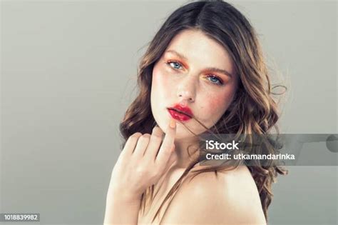 화려한 메이크업 여자 얼굴 아름 다운 갈색 머리 여름 메이크업 뷰티 패션 여자 모델 핑크 입술 가루로 빻은에 대한 스톡 사진 및 기타 이미지 Istock