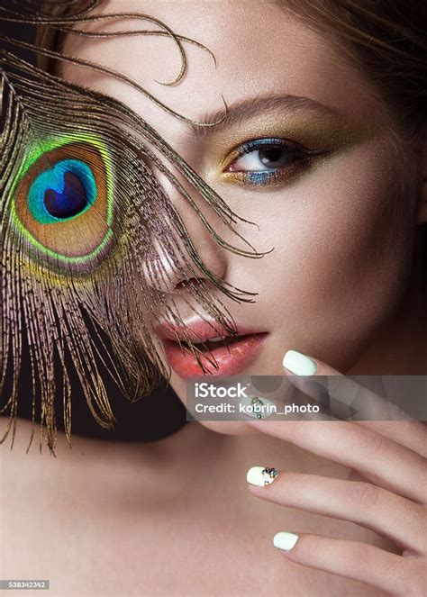 아름다운 와 함께 있는 여자아이 밝은 화장 손톱 설계 및 공작새 깃털 개인 장식품에 대한 스톡 사진 및 기타 이미지 개인 장식품 공작 깃털 공작새 Istock