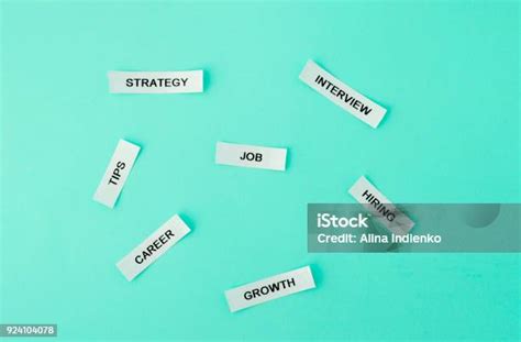 작업 전략 팁 경력 인터뷰 성장 푸른 녹색 바탕에 흰색 스티커 메모에 단어를 고용 수평 비즈니스 경력 Employement 개념 기회에 대한 스톡 사진 및 기타 이미지