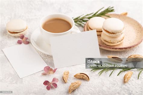 흰색 명함 모형은 회색 콘크리트 배경에 커피 아몬드 마카롱 한 잔으로 모형 빈 측면 보기 정물 0명에 대한 스톡 사진 및 기타 이미지 Istock