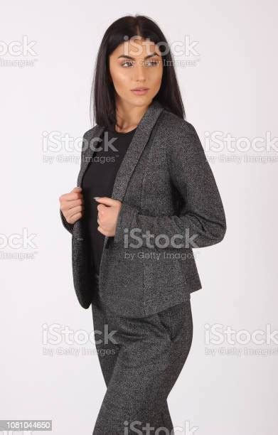 벌 서 고 흰색 배경에 고립 된 카메라를 보고 포즈에 성공적인 웃는 사업가의 전체 길이 초상화 갈색 머리에 대한 스톡 사진 및 기타 이미지 Istock