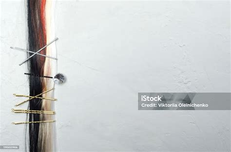 색깔의 머리 흰색 표면에 바비 핀의 상단보기 빈 공간 Fr 텍스트 머리를위한 미용 도구의 개념 헤어클립에 대한 스톡 사진 및 기타 이미지 Istock