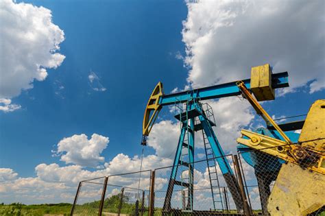 화창한 날에 는 하얀 구름으로 푸른 하늘을 배경으로 펌프 잭이 있는 유전 가솔린에 대한 스톡 사진 및 기타 이미지 가솔린 공기 오염 굴착 장치 Istock