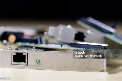 데스크톱 컴퓨터에 대 한 오래 된 네트워크 카드입니다 Rj44 커넥터와 네트워크 카드입니다 나무 테이블입니다 검정색 배경 Cpu에 대한 스톡 사진 및 기타 이미지 Istock