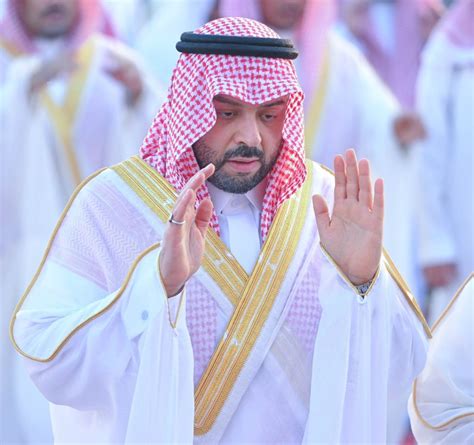 الأمير فيصل بن خالد بن سلطان بن عبدالعزيز يؤدي صلاة عيد الأضحى