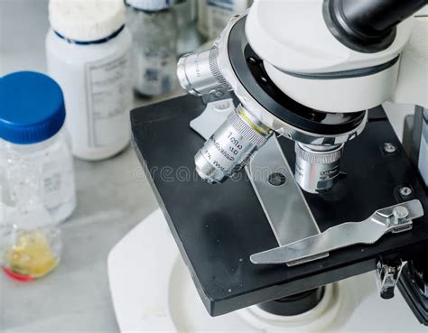 Microscope In A Modern Pharma Laboratory Stock Illustration