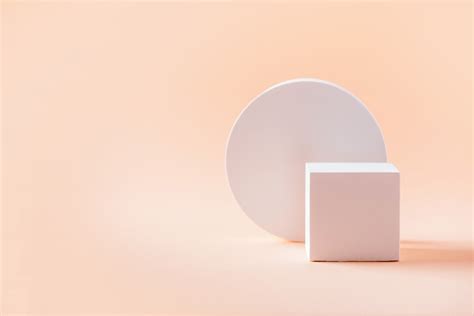 베이지 색 배경에 제품 디스플레이를위한 흰색 기하학적 모양 연단 모노크롬 스테이지 최소한의 스타일로 제품 프로모션을 위해 서 있습니다 디자인공간을 복사합니다 배너 0명에