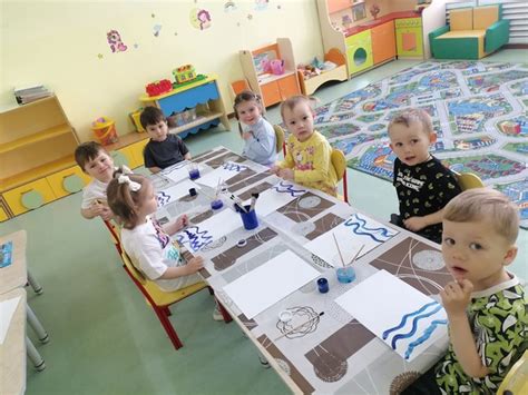 В первой младшей группе №1 Солнышко ребята нарисовали Весёлый ручеёк