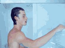 Showering Men S Tenor