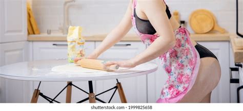 702 Imágenes De Naked Woman Cooking Imágenes Fotos Y Vectores De
