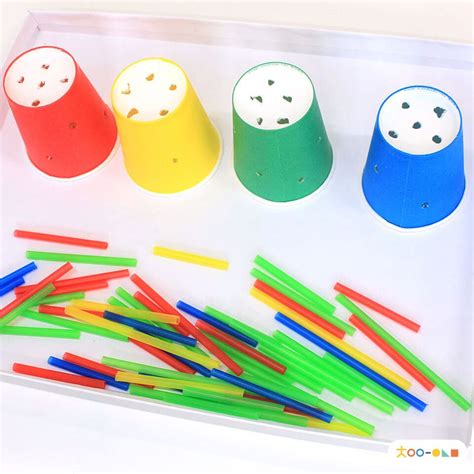 통 속에 빨대가 쏙 차이의 놀이 창의적인 활동 종이컵 공예 학교 활동