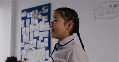 가르치는 강의 개입 공부하는 공부하다 공책 과정 교실 교육 그룹 급우 낮 말하는 미소 짓는 박수 치는 밝은 보여주는 삽화 상호 작용하는