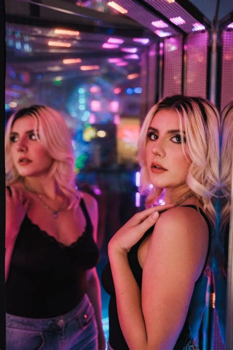 실내 거울 금발 긴 머리 나이트클럽 네온 불빛 다채로운 도시 생활 도시 설정 도시의 도시의 불빛 동적 조명 라이프스타일 메이크업 모델 미러