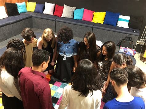 Grupo Orando En La Iglesia Clamando Y Orando Grupo En Hacoré Pasa A