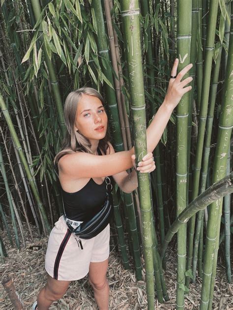 Девушка в лесу Лес