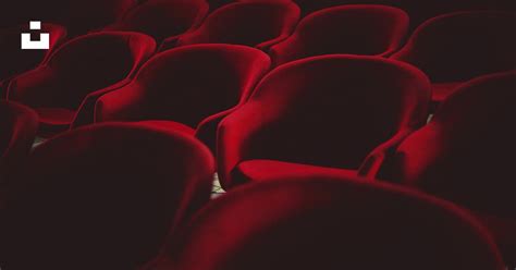 검은 배경의 빨간 의자 사진 Unsplash의 무료 빨강 이미지