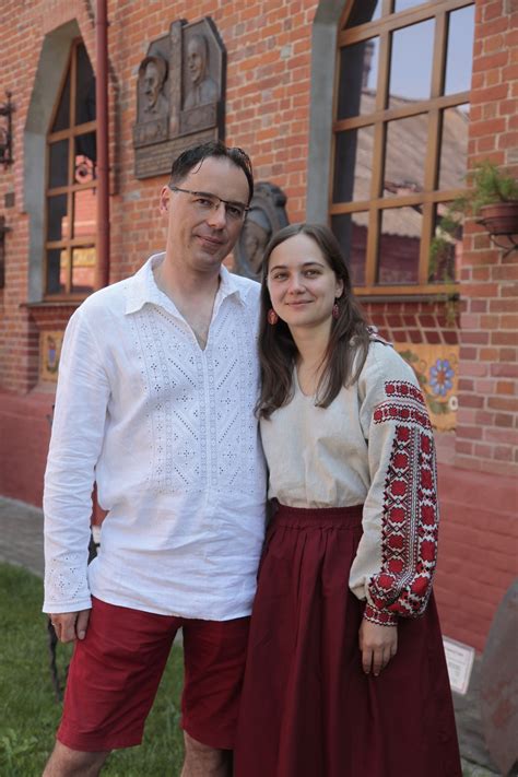 Дві сторони вишиванки Як традиційний одяг одночасно займає нішу моди і