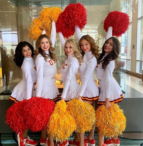 Usc Trojans Cheerleaders Cheerleading Outfits Usc Trojans Football Usc