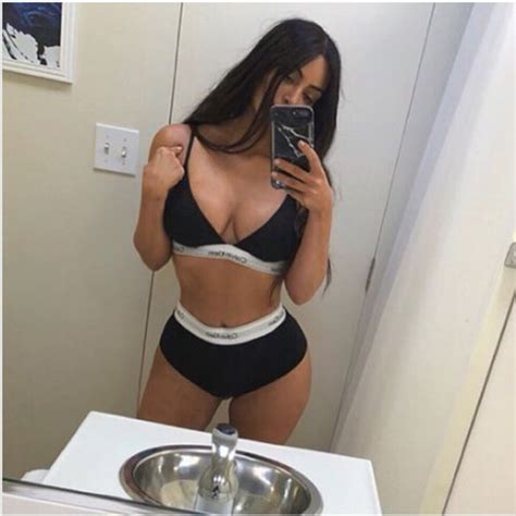 Kim Kardashian Comparte Selfie En Ropa Interior