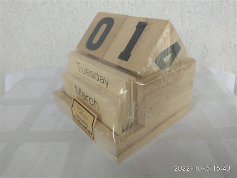 Домашній офісний подарунковий деревяний календар — цена 350 грн в