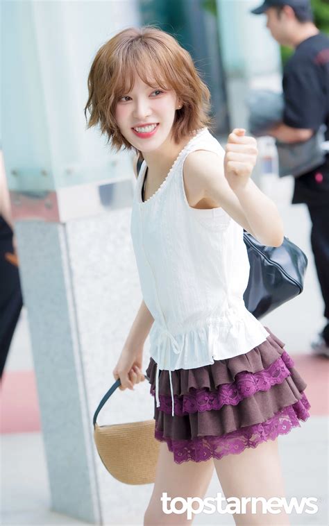 레드벨벳 웬디 ‘행인의 롯데 팬 인증에…팟팅팟팅 웬디의 영스트리트 출근길 [hd포토]