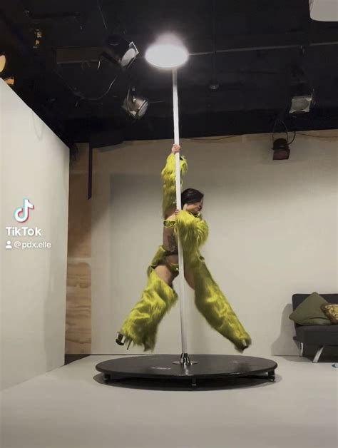 I Did A Pole Burlesque Act As The Grinch This Weekend This Was The Practice Run R Poledancing