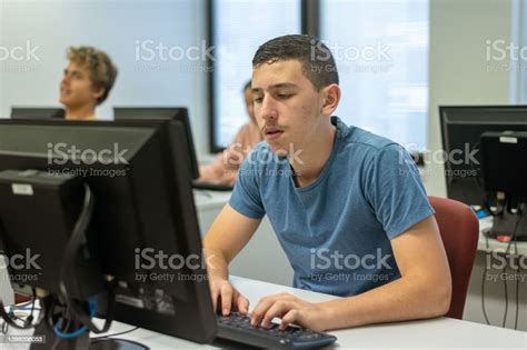 Siswa Lakilaki Di Kelas Coding Di Sekolah Foto Stok Unduh Gambar
