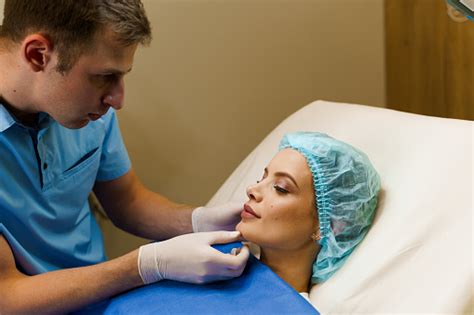 매력적인 소녀를위한 입술 확대 주사 성형 외과 의사는 의료 클리닉에서 입술에 주사를 않습니다 화장품 젊어지게 하는 얼굴 트리트먼트 광고를 위한 빈 공간 2명에 대한 스톡