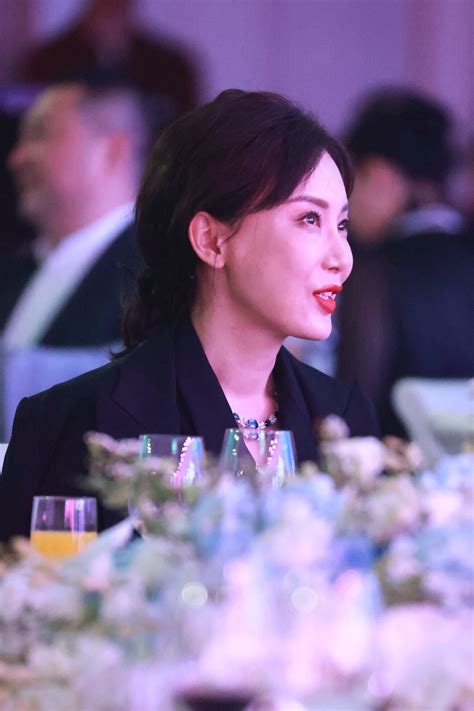 岁月不败美人！陈数助力慈善 黑色裙装成熟雅致 搜狐大视野 搜狐新闻