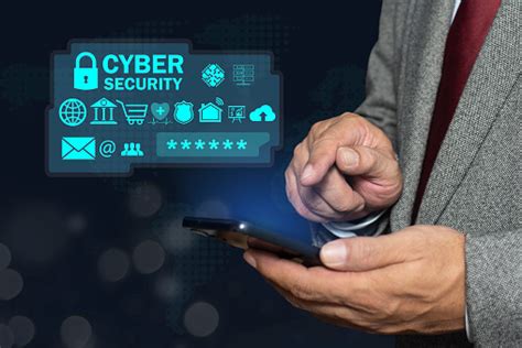 사이버 위협에 대한 스마트 폰 보호 클라우드 컴퓨팅 암호화 개념 보안 로그인 인증 인터넷 보안을 통한 안전한 스토리지를 사용하는 사업가의 손 사이버 보안 개념 50 54세에