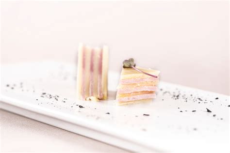 햄과 치즈 여러 레이어 녹색 잎 장식 신선한 전채 흰색 접시 밝은 배경 절연에 배치 건강한 생활방식에 대한 스톡 사진 및 기타