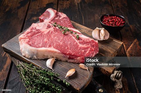 프라임 Tbone 쇠고기 고기 스테이크 허브와 정육점에 생 포터 하우스 스테이크 나무 배경 위쪽 보기 포터하우스 스테이크에 대한 스톡 사진 및 기타 이미지 Istock