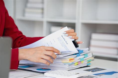 계획 감사 사업 계획 금융 젊은 아시아 사업가 컴퓨터 작업 투자 문서 확인 및 수익 증대를 위한 마케팅 계획 비즈니스 개념