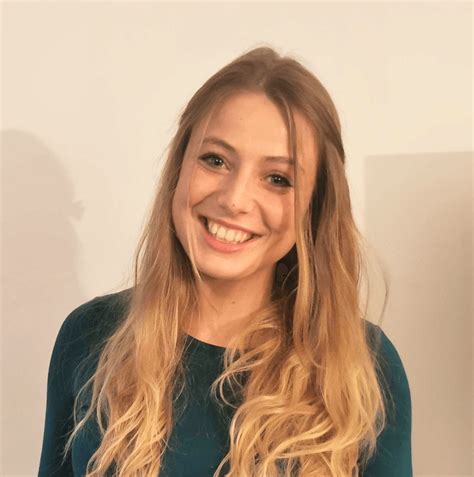 Romane Passionnée Par Lexpérience Et Laccompagnement Client Values Associates