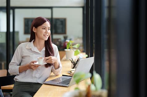사무실에서 커피를 마시고 컴퓨터를 사용하는 아시아 비즈니스 여성 노트북에 대한 스톡 사진 및 기타 이미지 노트북 아시아인 식사 식품 및 음료 Istock