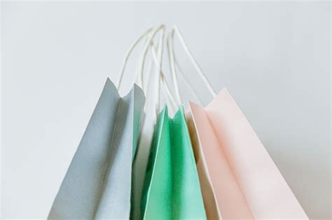 흰색 배경에 고립 된 세 개의 많은 쇼핑 백을 최소한의 디자인 온라인 또는 쇼핑몰 쇼핑 쇼핑 개념 블랙 프라이데이 크리스마스 시즌 세일 플랫 레이 상단 뷰 복사 공간 모의