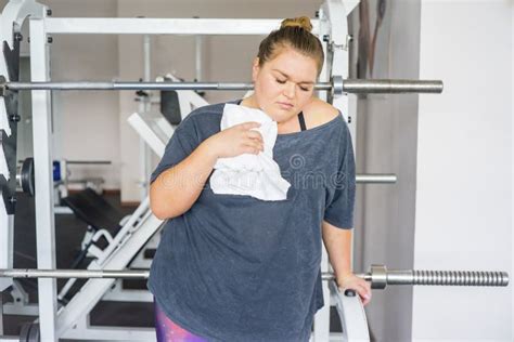 Menina Gorda Em Um Gym Foto De Stock Imagem De Gordo 101373628