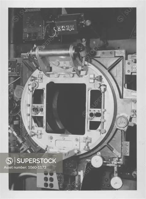 Mounting Device For Newtonian Spectrograph On 100 Inch Telescope