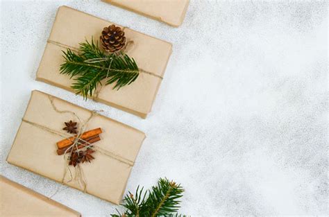 공예 용지 포장에 환경 친화적 인 메리 크리스마스 선물 제로 폐기물 재사용 개념 자연 장식과 지속 가능한 라이프 스타일 아무도 0명에 대한 스톡 사진 및 기타 이미지