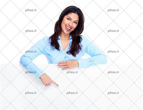 عکس خانم شاد با لباس آبی ایستاده پشت بنر سفید خالی در پس زمینه سفید عکس با کیفیت و تصاویر