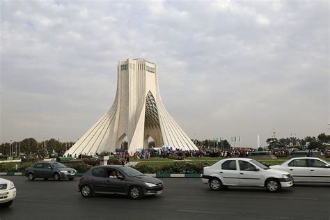 عکسی جنجالی از گردشگر زن روسیه بدون حجاب در میدان آزادی
