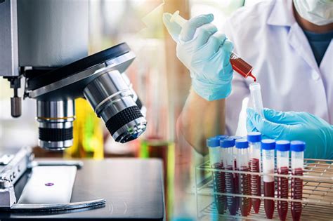 현미경을 가진 실험실에 있는 시험관에 있는 혈액 샘플을 분석하는 실험실 기술자 조수 의료 제약 및 과학 연구 및 개발 개념 Stem 주제에 대한 스톡 사진 및 기타 이미지