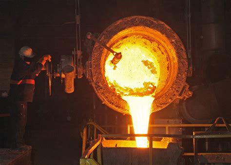 Molten Metal Pouring From Ladle Goodwin Steel Castings Flickr